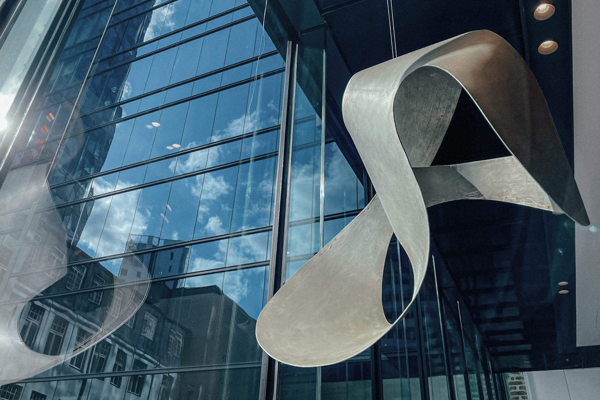 "Ритм мотора": в бизнес-квартале Маакри представили скульптуры Эдгара ...